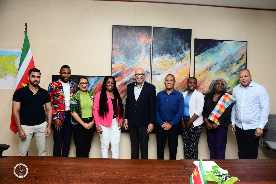 Minister Currie installeert nieuwe commissie Carifesta XV